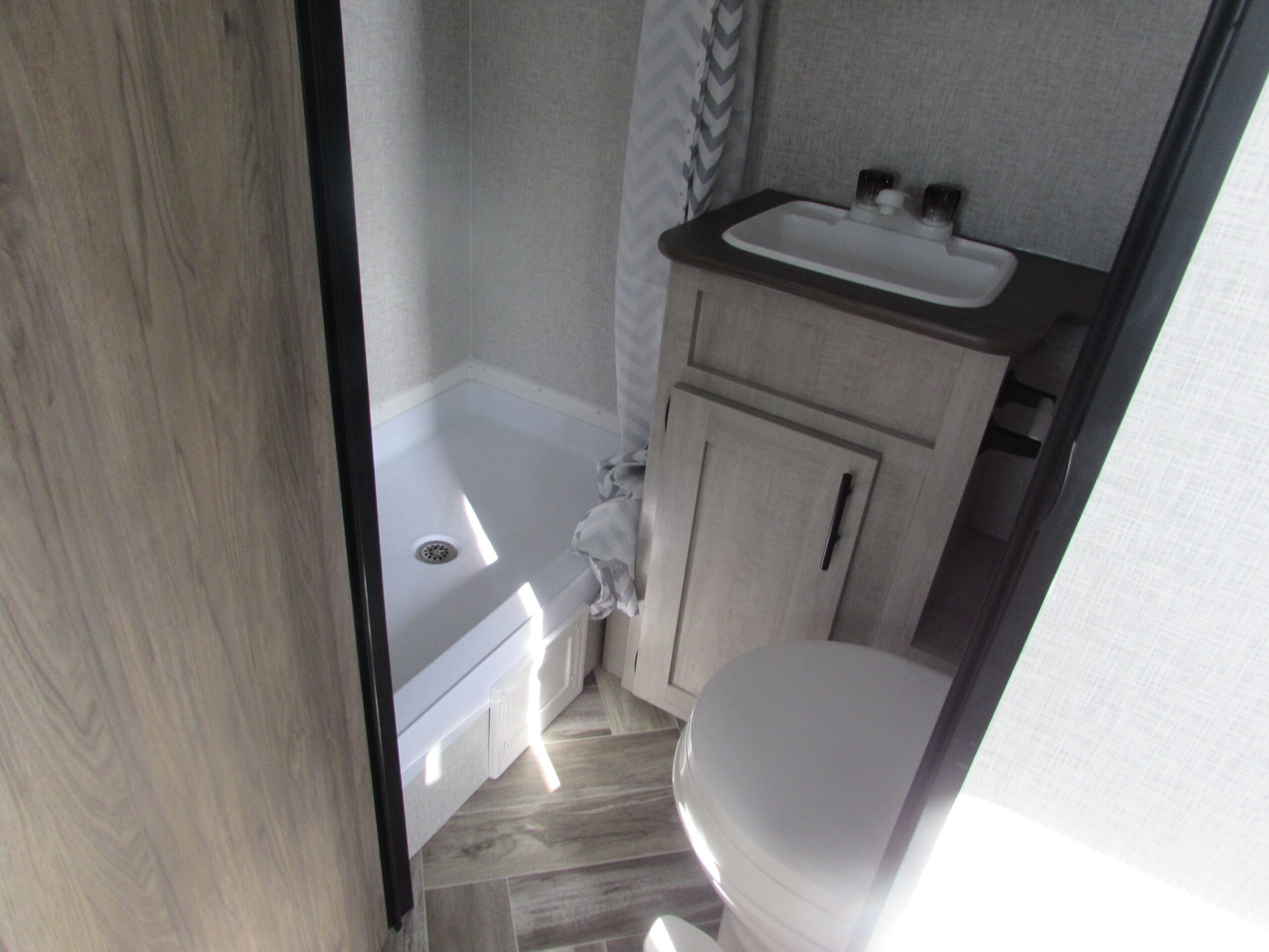 2025 CROSSROADS ZINGER 18RK | Vellner Leisure Products Ltd - RVC Navigator