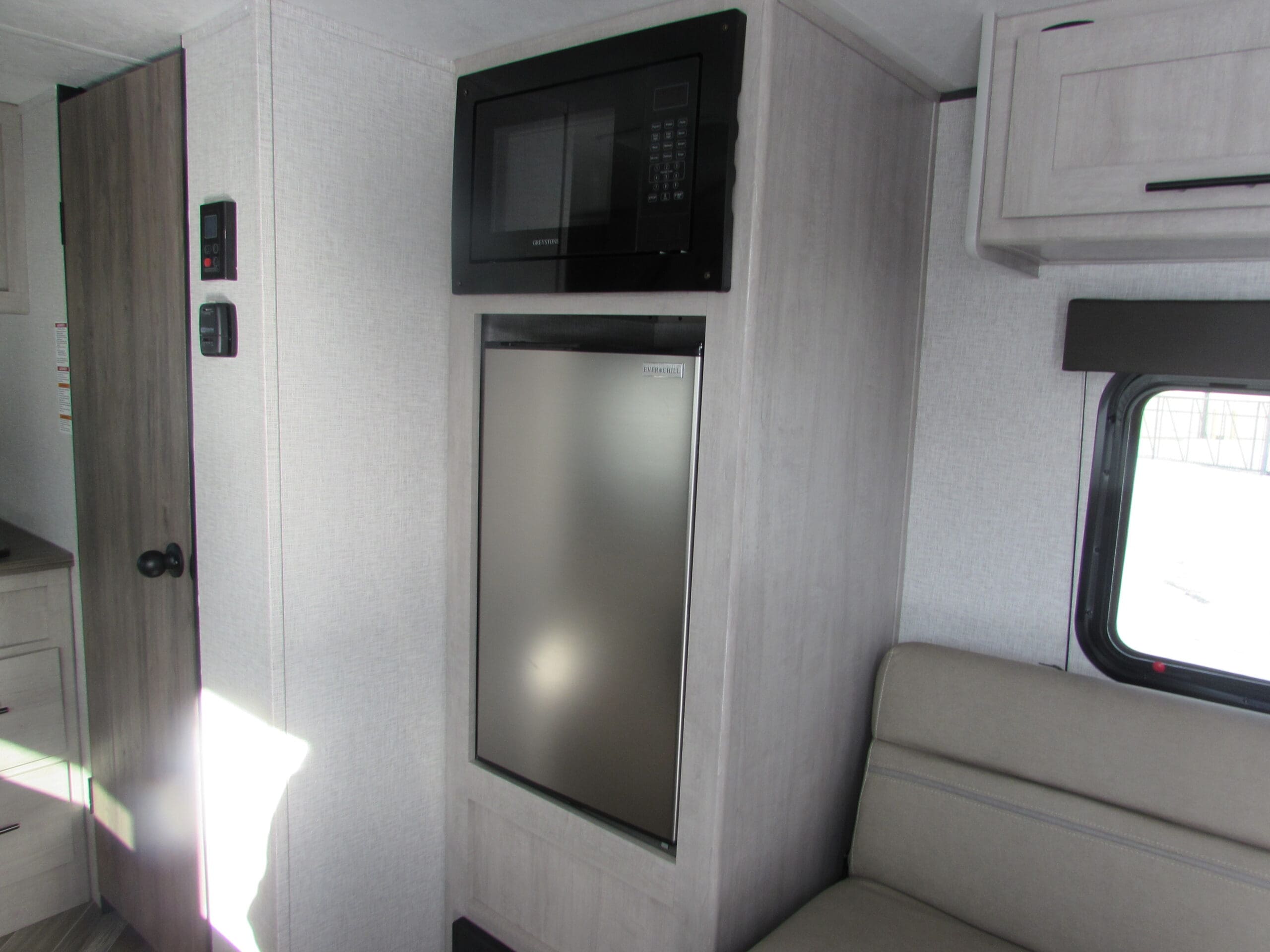 2025 CROSSROADS ZINGER 18RK | Vellner Leisure Products Ltd - RVC Navigator