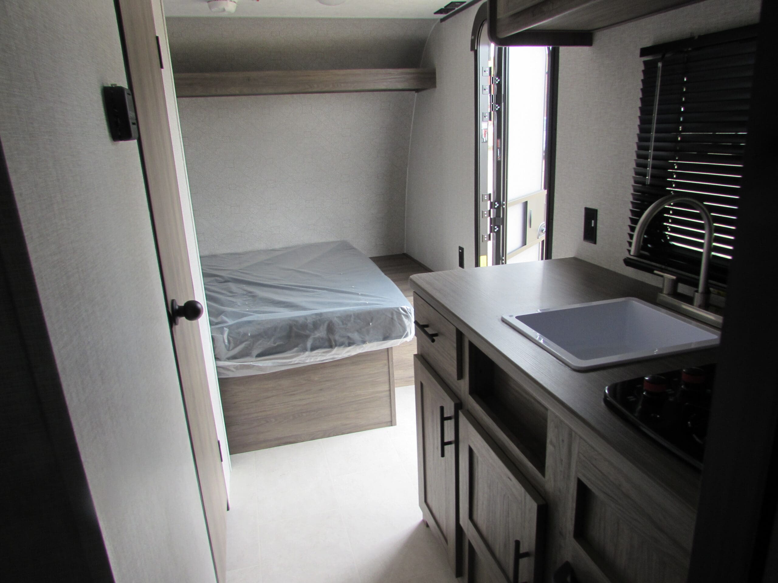 2025 CROSSROADS ZINGER 18QB | Vellner Leisure Products Ltd - RVC Navigator